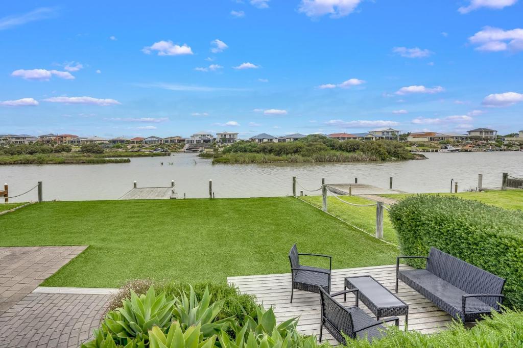 Hindmarsh Island Marina Lifestyle - BYO Linen, Hindmarsh Island ...