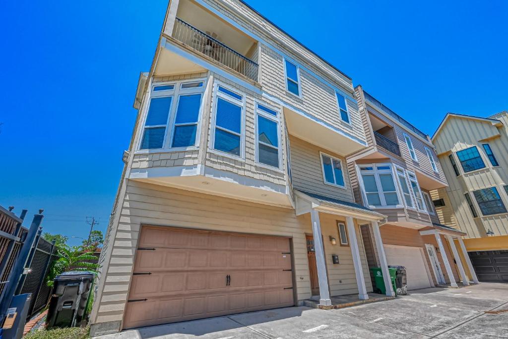 Vibrant Haven With Rooftop Patio, Houston (updated prices 2024)