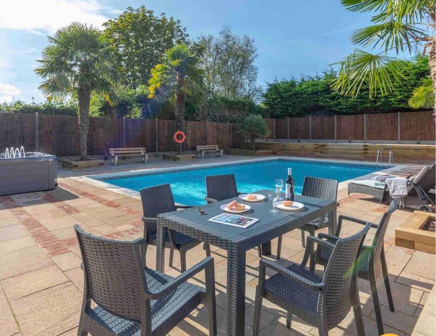Large Countryside House Swim Pool Jacuzzi Sleeps 10 guest, Ware ...