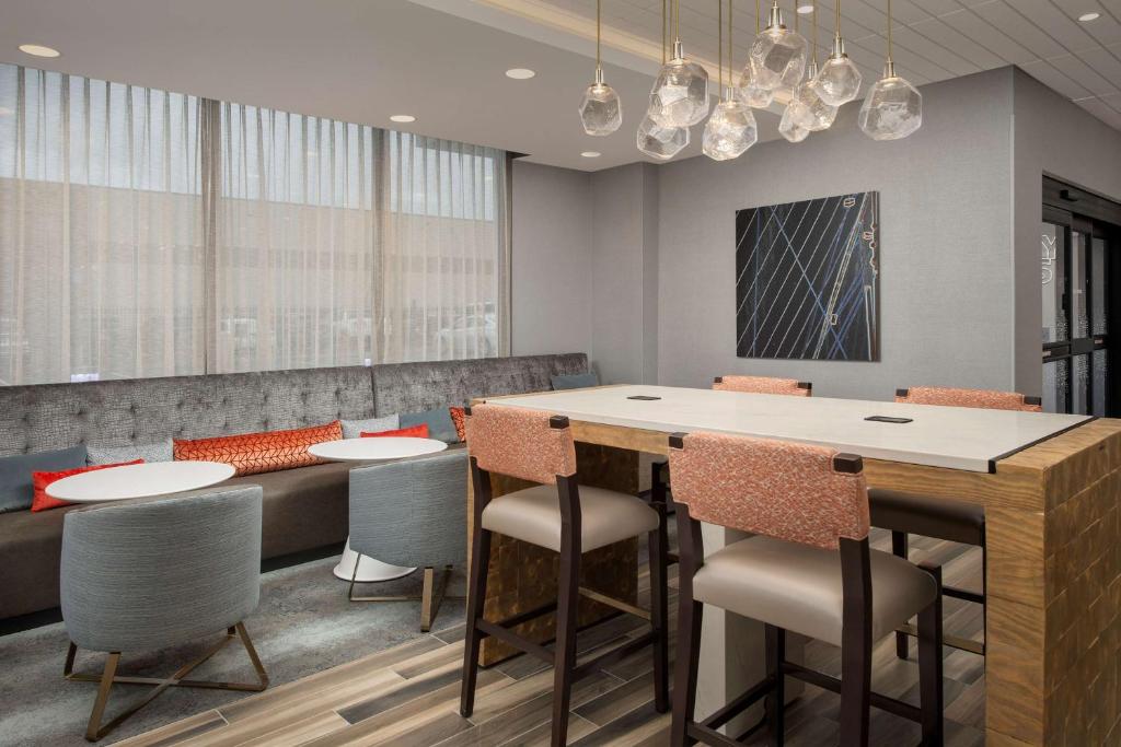 Hampton Inn Boston Logan Airport Chelsea, Chelsea (updated prices 2025)