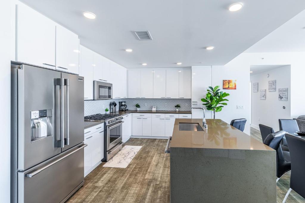 High Ceiling Apartment Los Angeles | Shelly Lighting