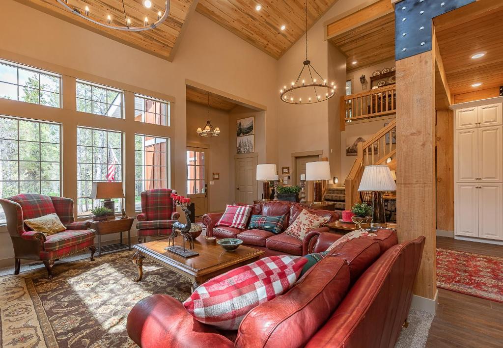 Uncle Chris Cabin by KABINO Air Conditioning Smart TVs Chefs Kitchen ...