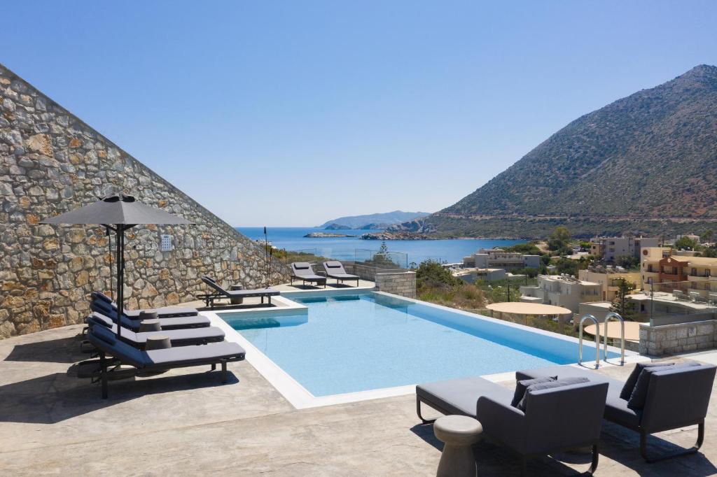 ViveVerde Villa, featuring 3 Pools - Walking distance to Beach & Shops ...