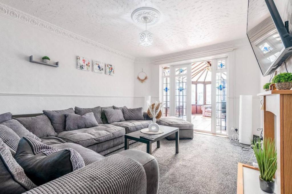 3-Bed House Near Lakeside Mall, Onsite Parking, Grays Thurrock (updated ...
