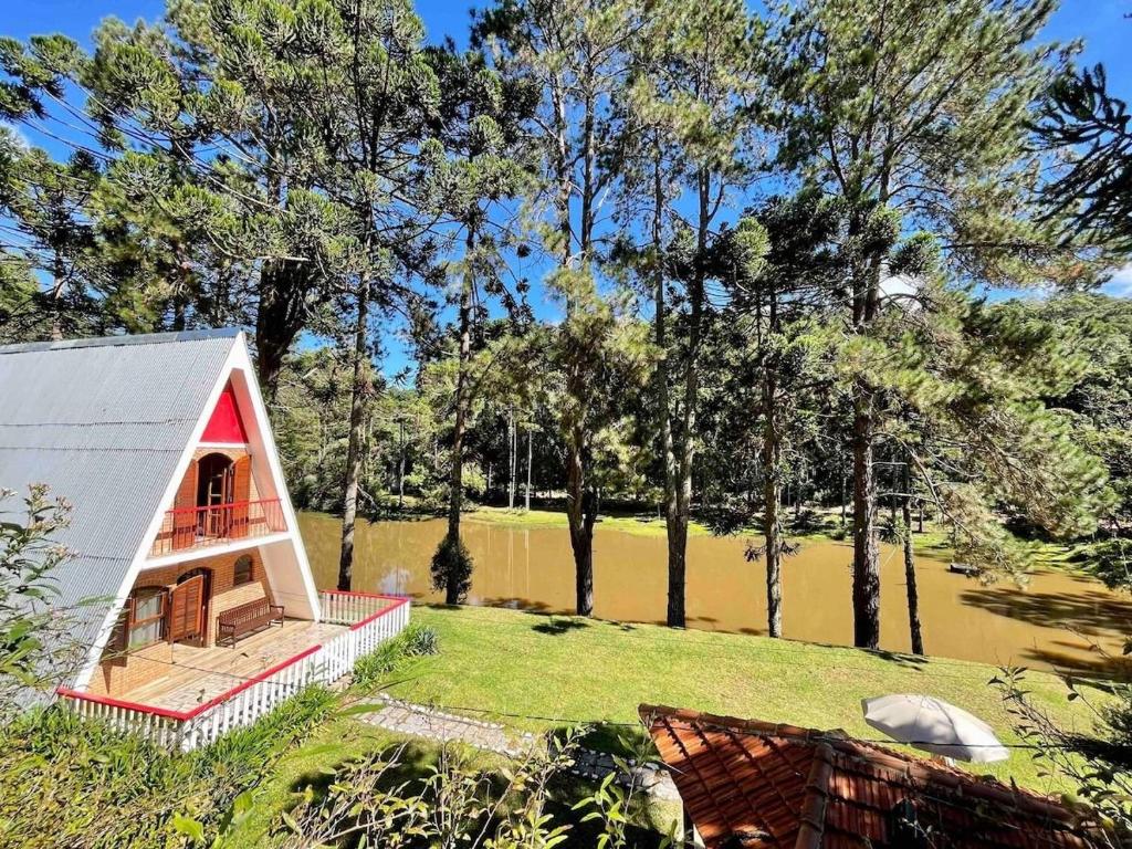 Chalé com Lareira, Lago, Jardim, Área de Churrasco e Bosque (Brésil ...