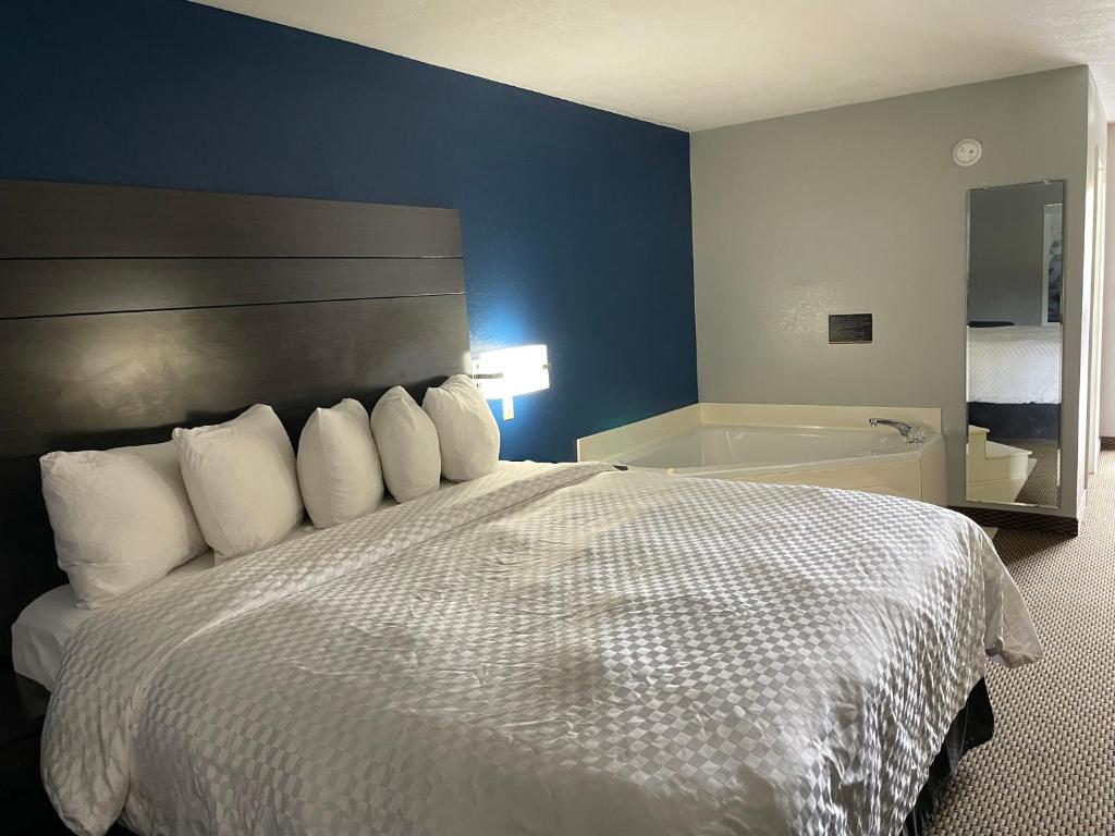 Clairmont Inn & Suites - Warren, Warren (updated prices 2026)