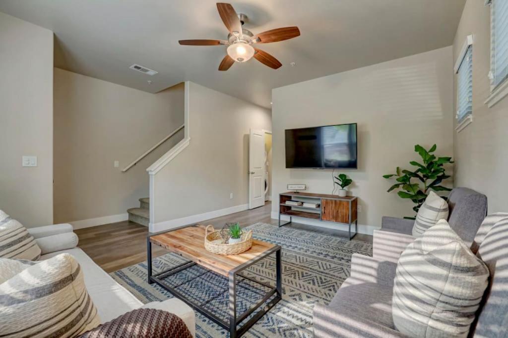 Deluxe Serene Home with Centralized AC and Near Grocery, Chico (updated ...