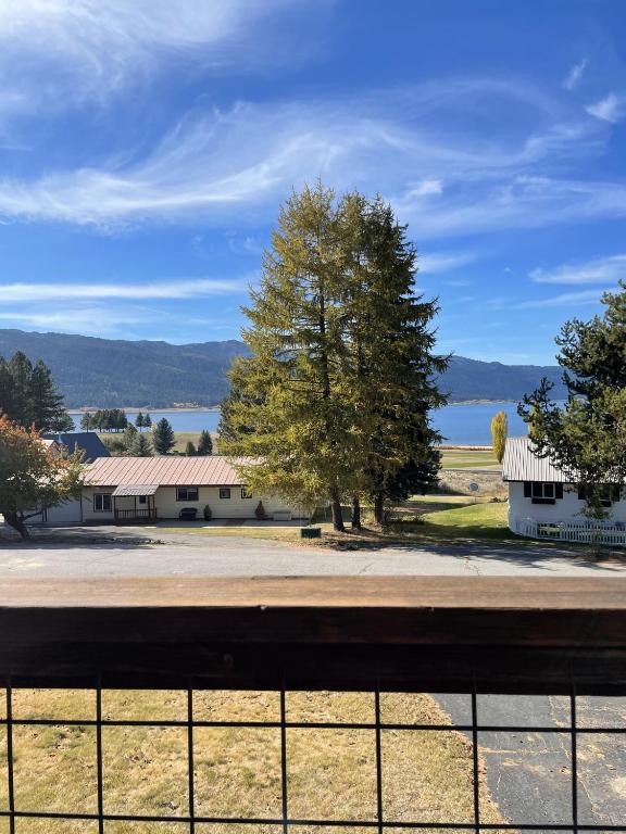 Above Par - Lake & Mountain Views - Walk to Lake, Golf, Boat ramp, Bar ...