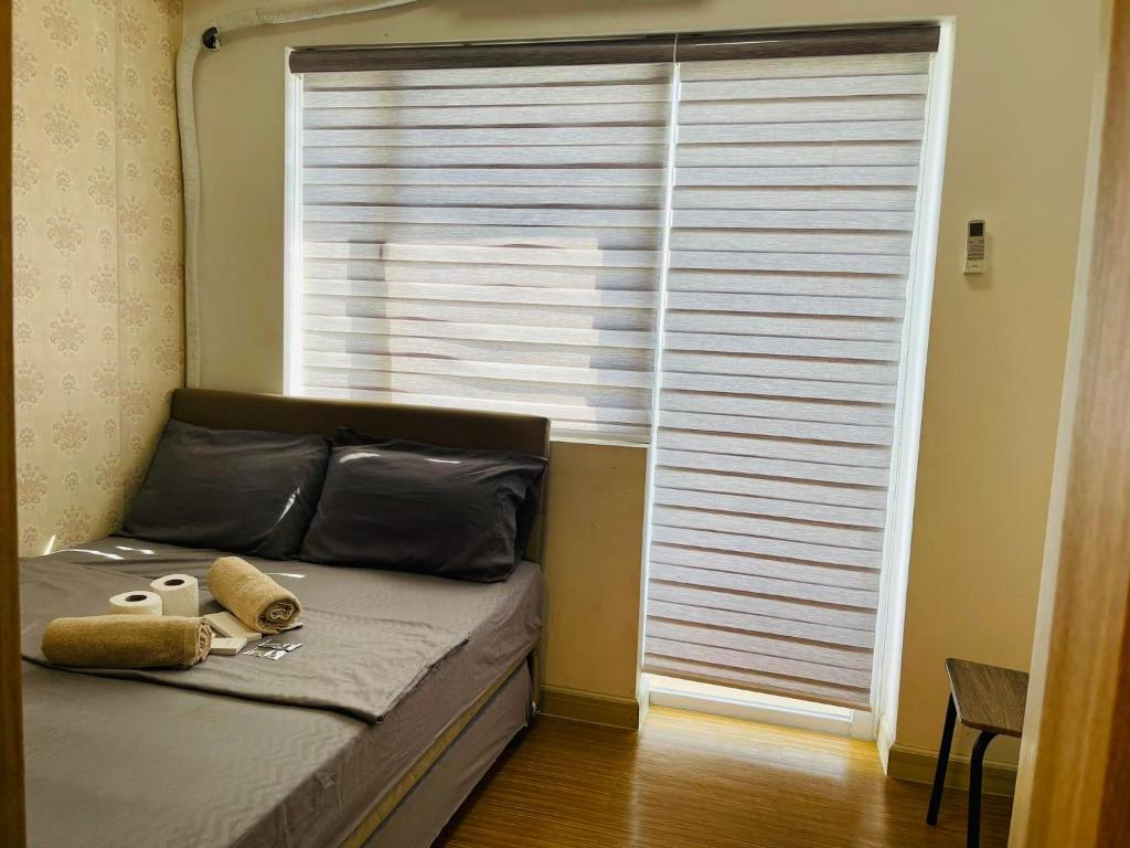 Taguig BGC View with Balcony Plus Netflix Near Airport Mc kinley ...