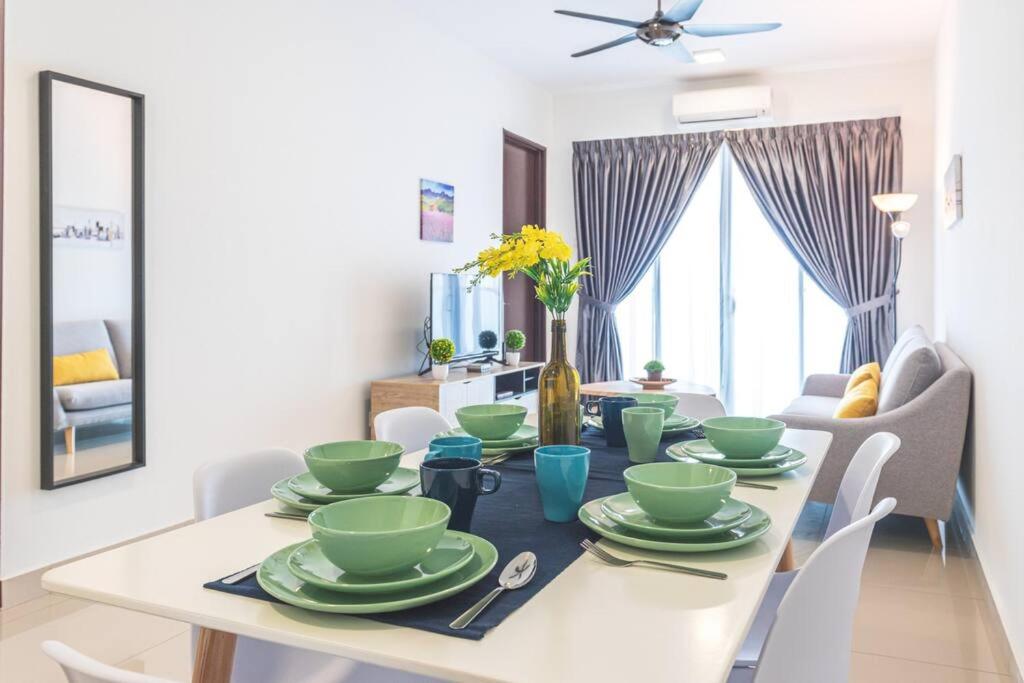 Simfoni Tower 3R2B 8pax @C180@Chr Trader Square, Seri Kembangan (prezzi ...