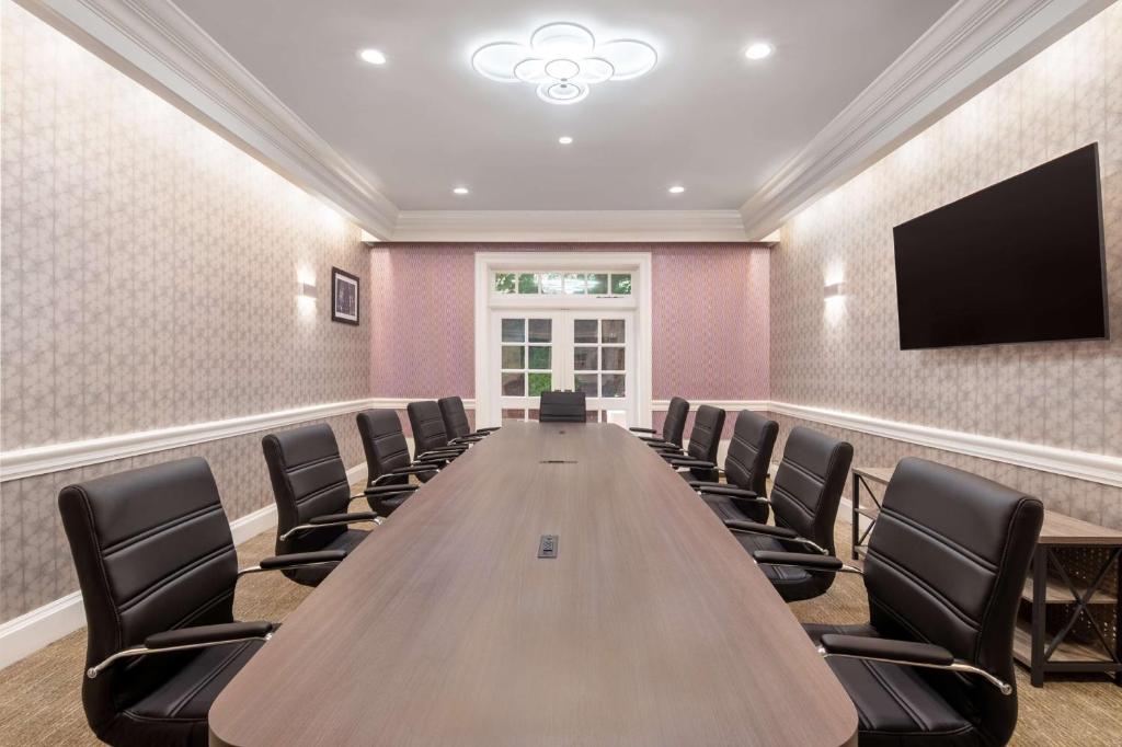 Hampton Inn & Suites Stamford, Stamford (updated prices 2025)