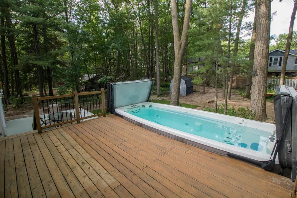 Cheerful 4-bedroom with Swim Spa, Wasaga Beach (updated prices 2025)
