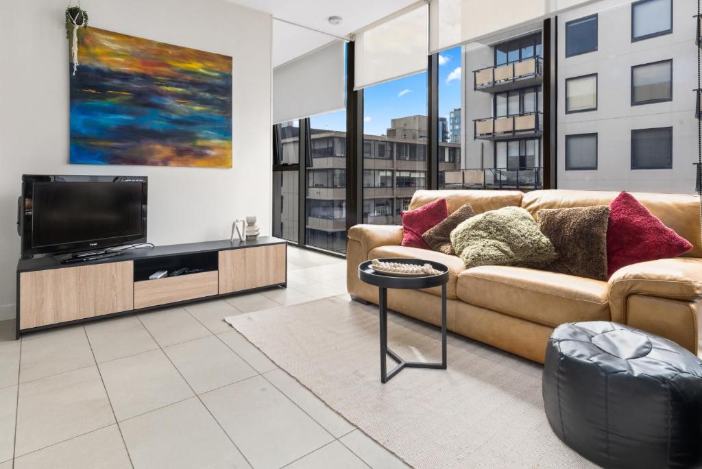 Escape To Melbourne - Stylish 1 Bedroom-Gym - Aircon -Balcony ...