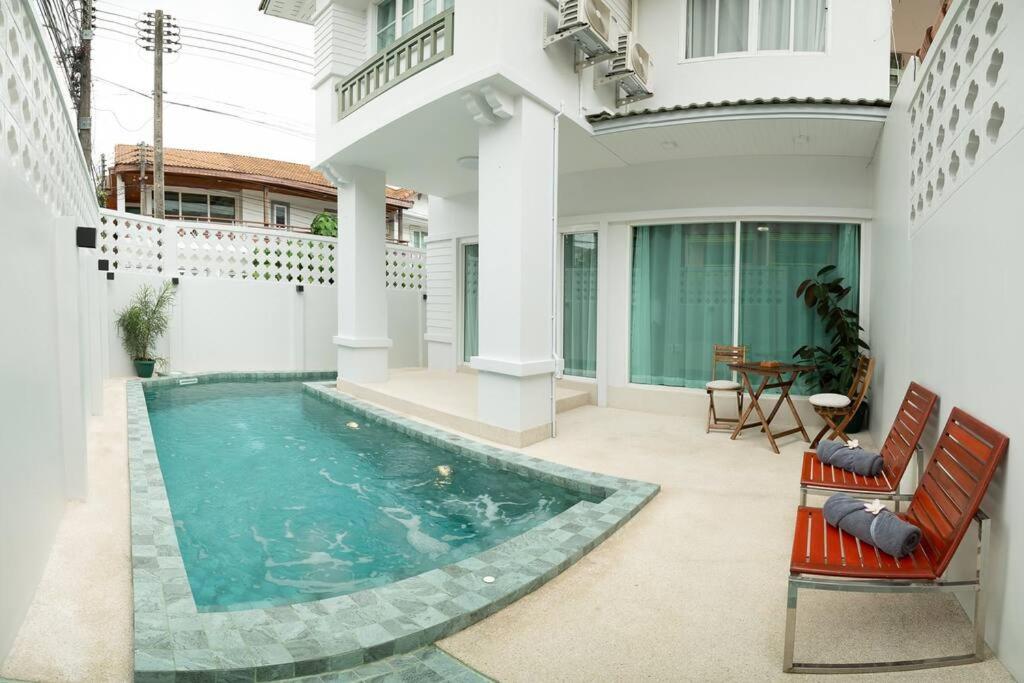Spacious Pool Villa Patong - 4BR, 2.5Bth, 8 guests, Patong Beach ...