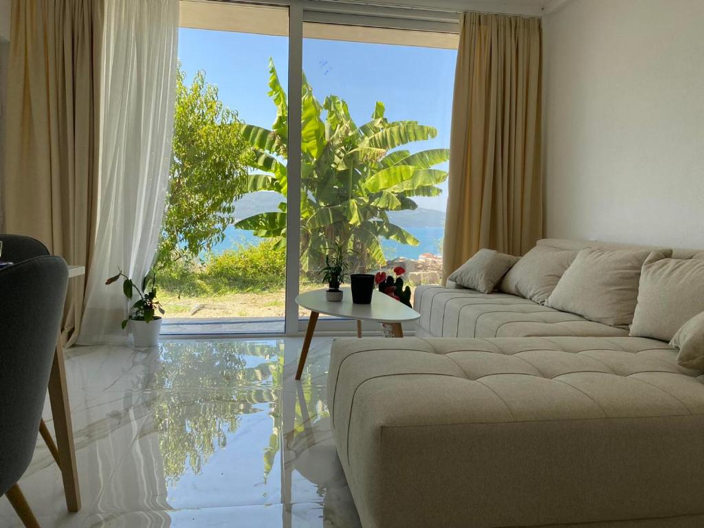 Holliday Tivat, Peani (updated prices 2026)