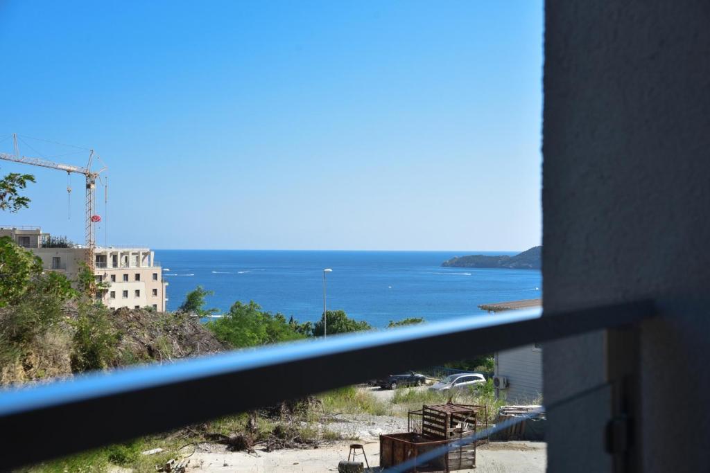 Sea View Flat w Balcony 5 min to Beach in Budva, Будва (актуальные цены ...