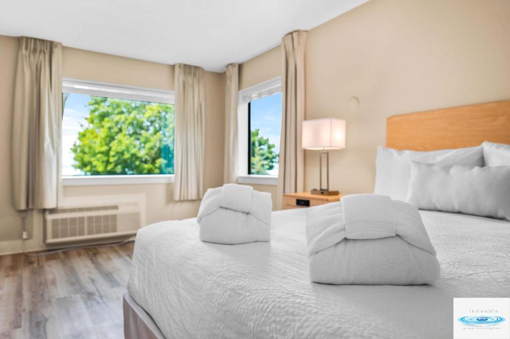 Gold Coast Inn Breathtaking Sunsets Corner Lake View Room 308, Traverse ...