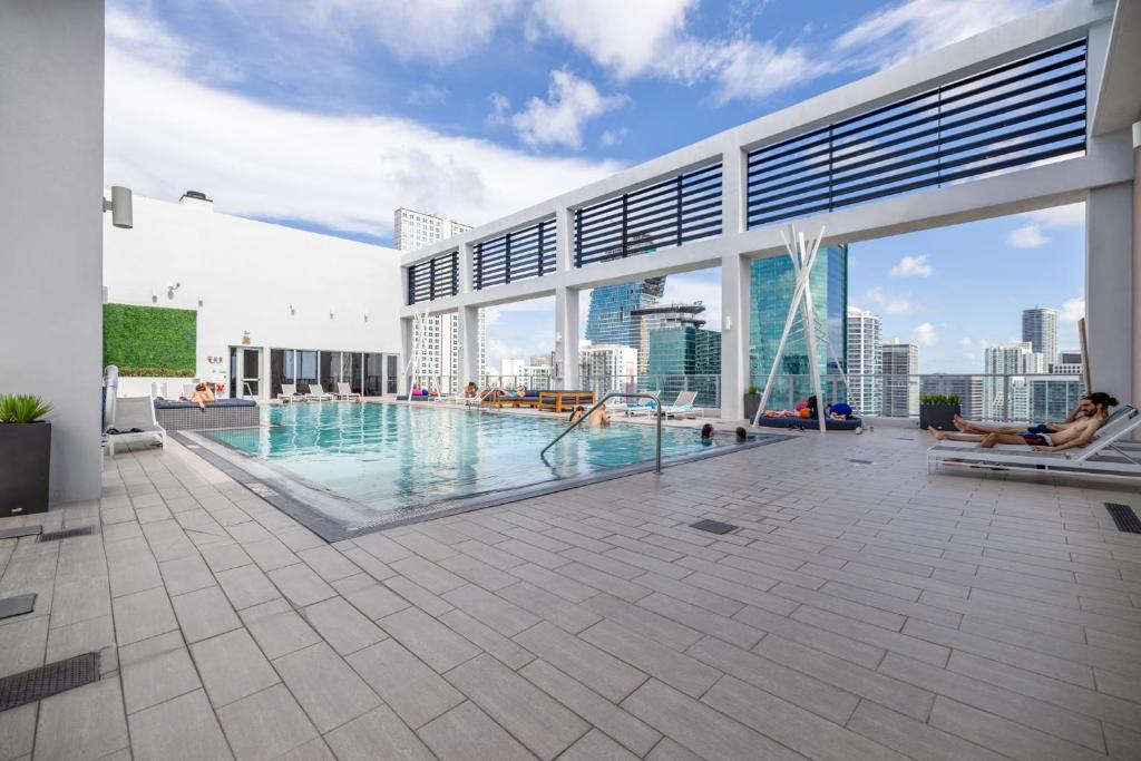Cozy Downtown Pad- Luxe Rooftop pool gym and more, Miami (updated ...