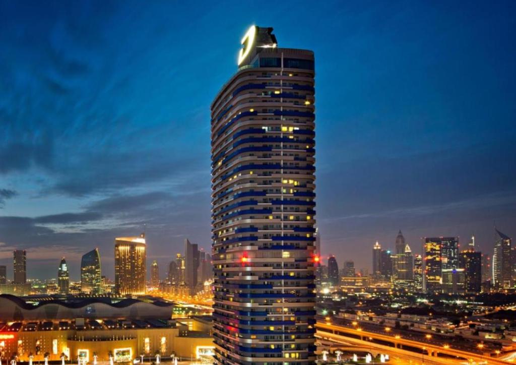 Downtown Luxury - 5 star Hotel Facilities - 5 min walk to Dubai Mall ...
