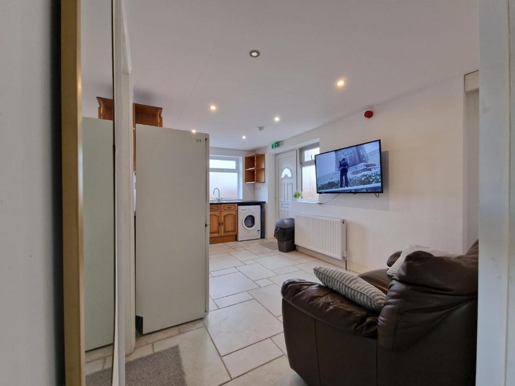 Nice Living Serviced Accommodations 8 (Entire 2 Ensuite Bedroom House ...