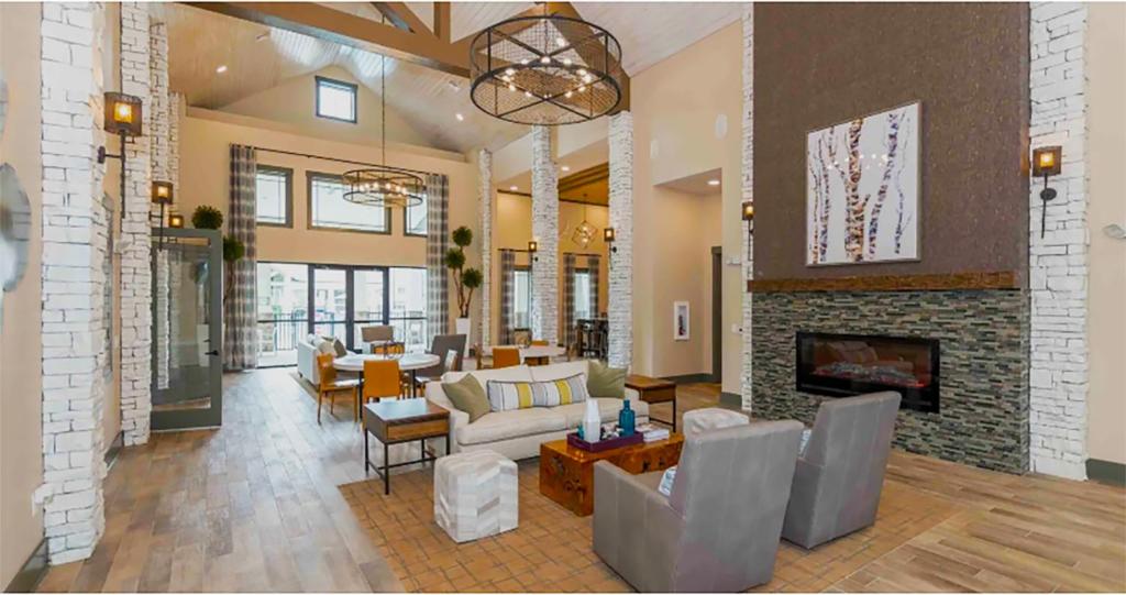Charming & Comfy ~ 5* Location ~ King Bed ~ Patio!, Huntersville ...