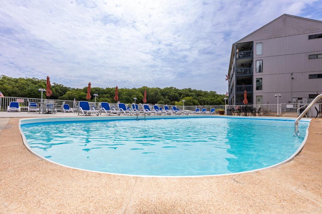 F Lakefront! Remodeled, Sleeps 4, Boat Slip, Patio, WiFi, Cable, Pool ...