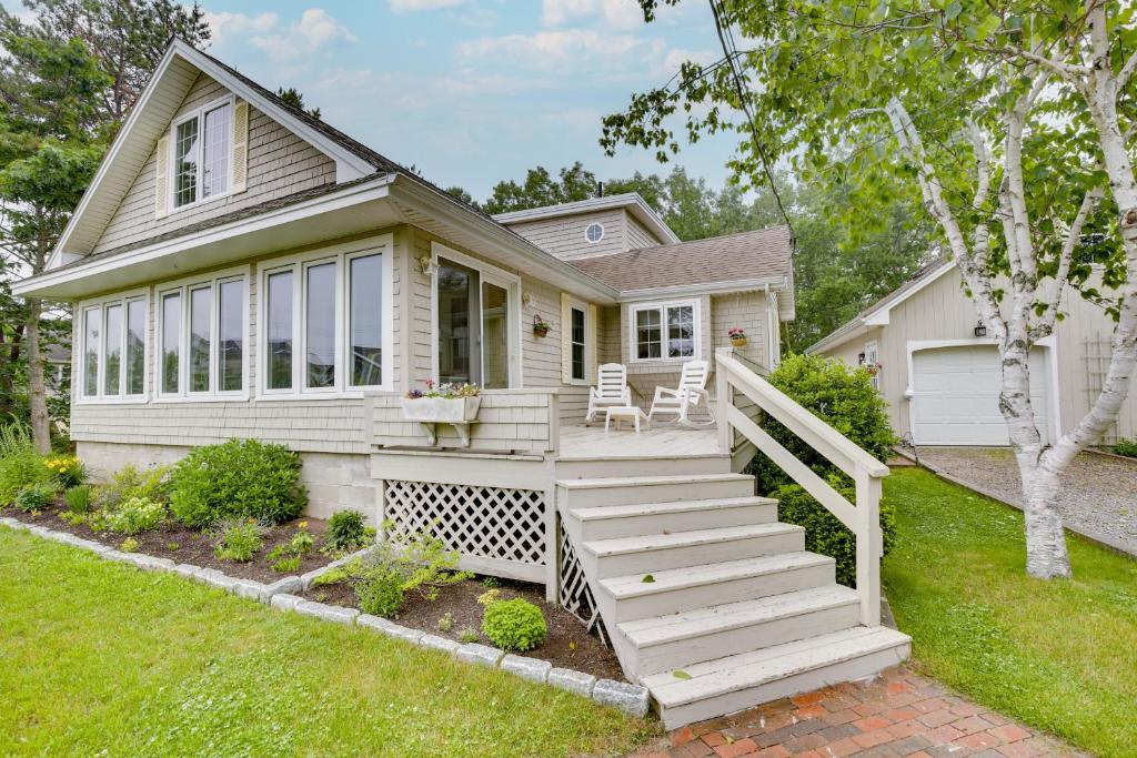 Kennebunkport Getaway with Grill Walk to Beach!, Kennebunkport (updated ...