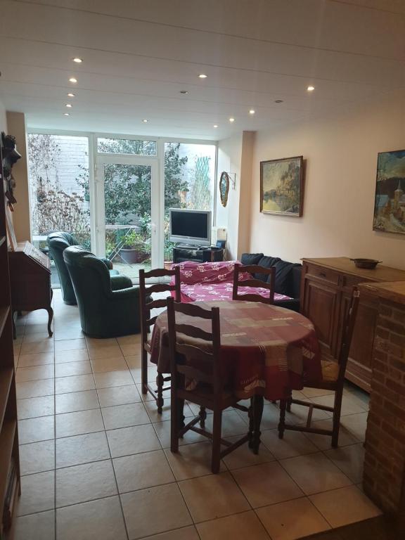 Rez de chaussée - Erasme, Bruksela (aktualne ceny na rok 2024)