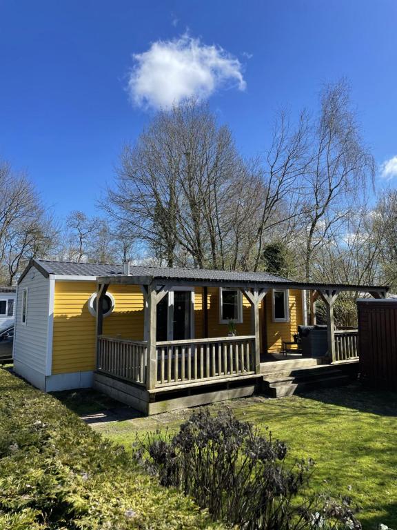 Fijne 5-persoons chalet op 5 sterren Vakantiepark Bergumermeer, Suameer ...