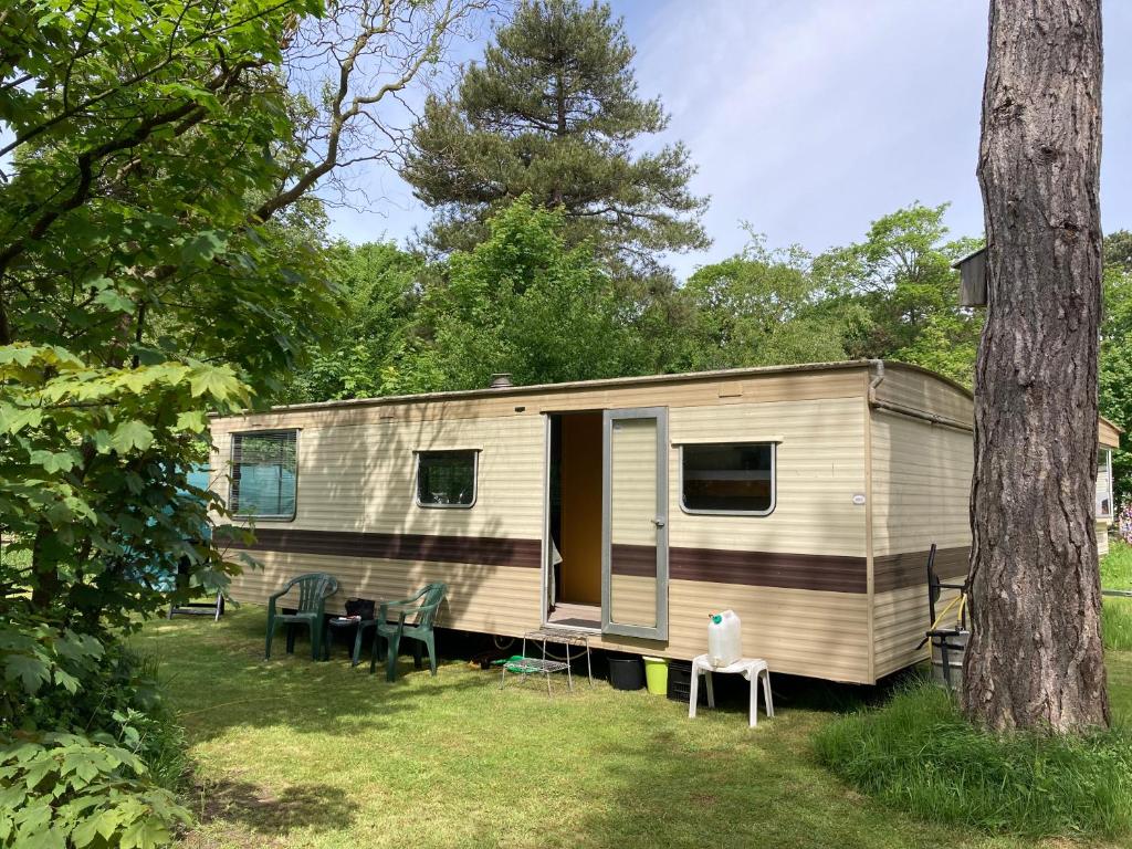 Camping Bakkum, vintage ruime caravan 25 m2 sanitair op 100 meter ...