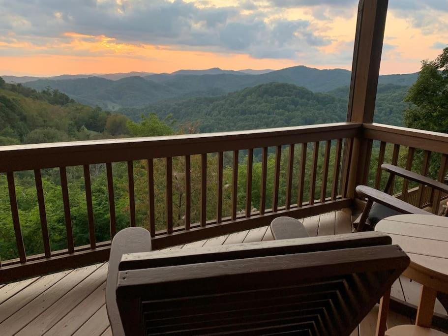 Firefly Cabin! Hot Tub, Sauna, near Ski Resort, Swiss (updated prices 2025)