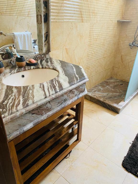 Lovely Villa 5- bedroom with Overflow Pool with Nice Garden at Green ...