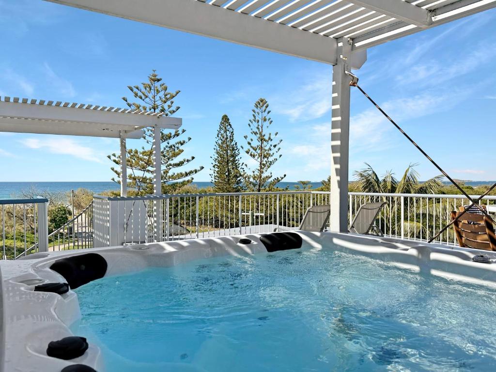 Beachfront Apt with rooftop spa across from Marcoola Beach, Marcoola ...