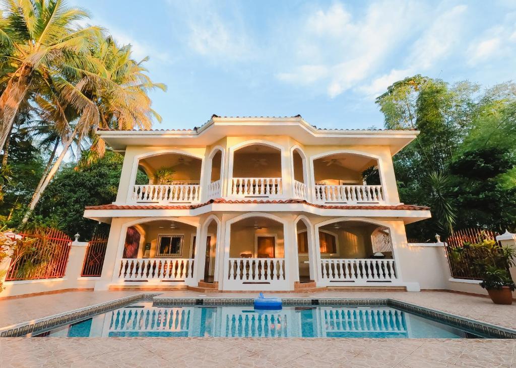 Wiona of Villa Paraiso / Beachfront Villa & Pool, Big Creek (2025년 최신 요금)