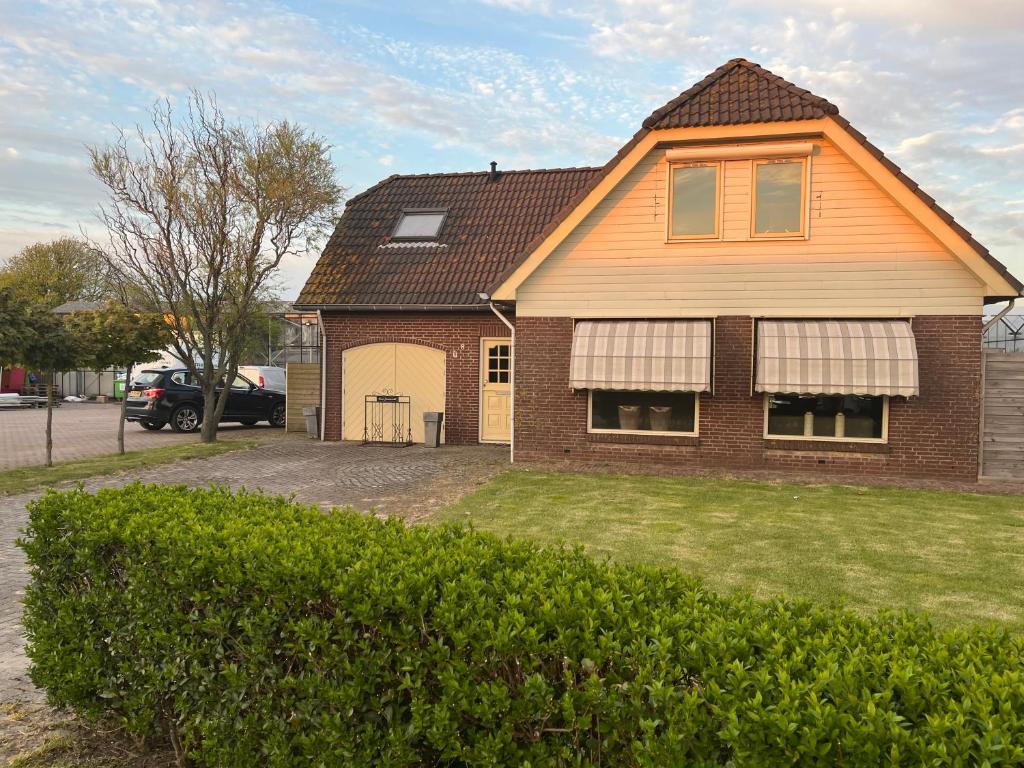 Ruime vakantiewoning grote tuin 15 min van strand, Heemskerk (updated ...