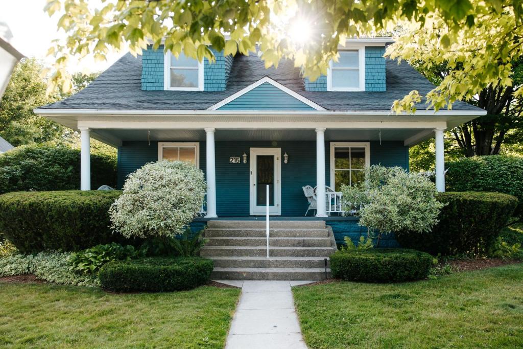 Cedar Shake Garden Retreat, Suttons Bay (updated prices 2024)