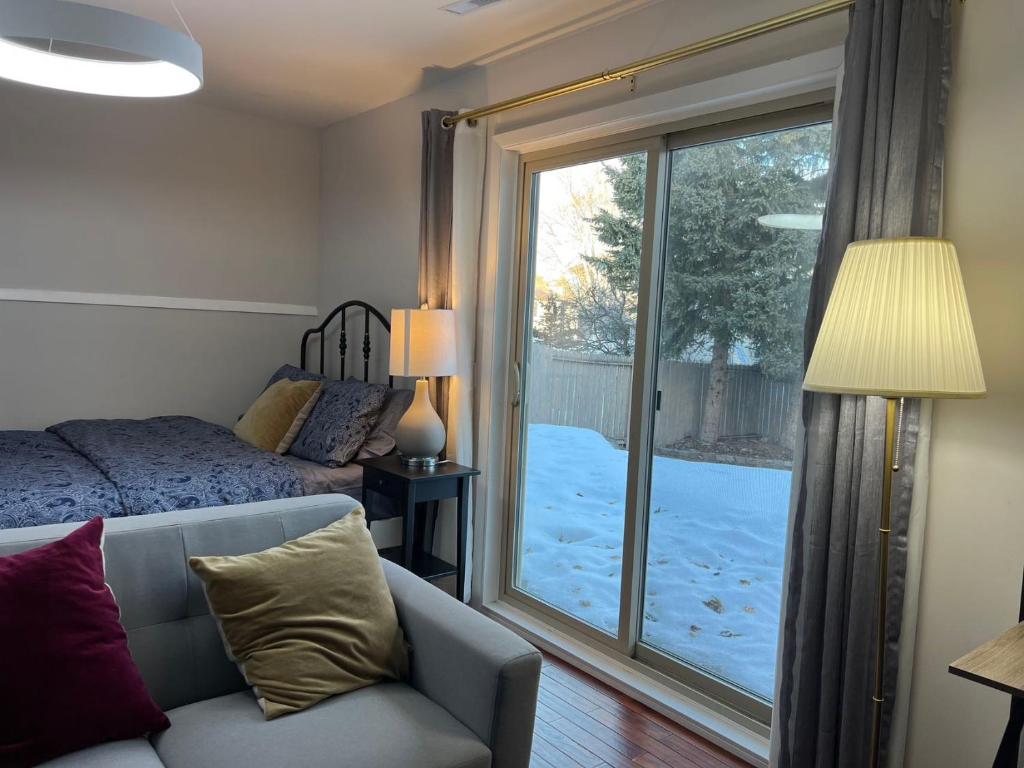 Lily room near golf and banff newly renovated VERY, Calgary ...
