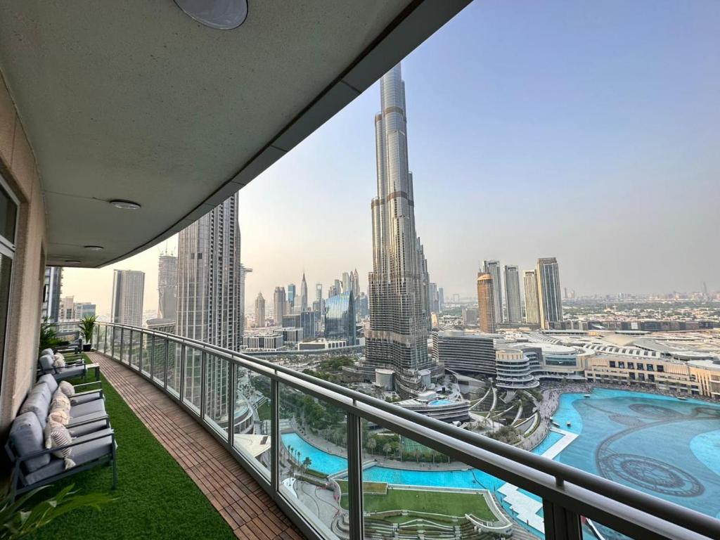 Durrani Homes - Alluring 5BR Penthouse with Burj Khalifa and Fountain ...