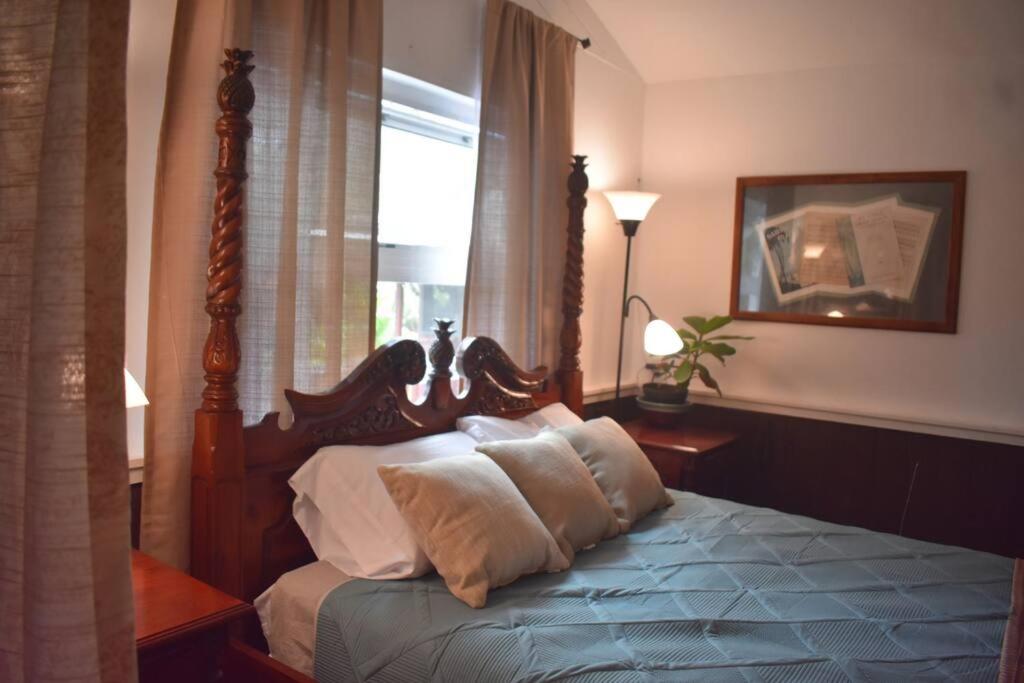 The Red Cottage and Hawaiian Pond Garden Paradise! - SuiteTrails