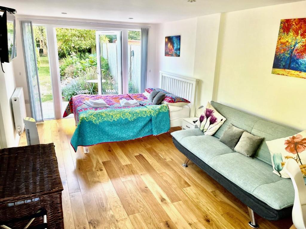 Patio lodge with forest access close to beaches - South wootton