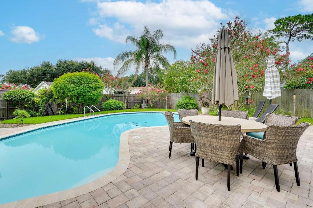 Bright Tampa Oasis with Outdoor Pool and Gazebo!, Tampa (precios ...