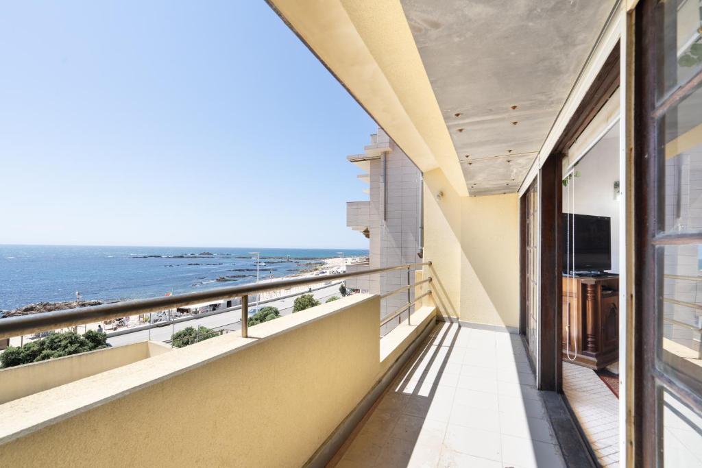 Host Wise - Spacious & Sunny Vintage Apartment at the Beach, Vila do ...