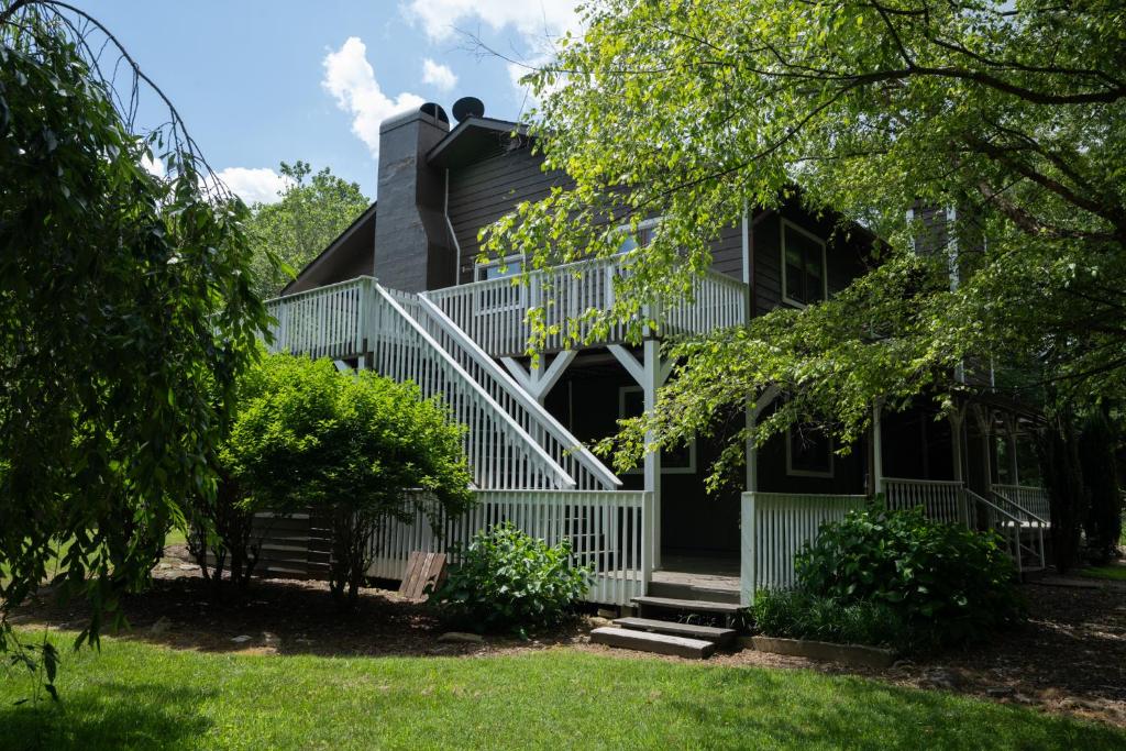 Cozy Mountain Home with River View, Busick (updated prices 2025)