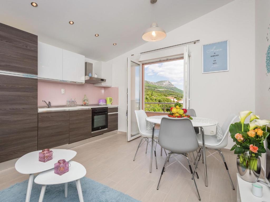 Apartment with balcony and view, Kastel Stari (updated prices 2024)