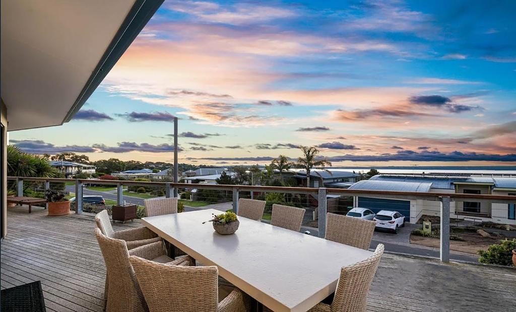 Bayside Oceanview Getaway, Corinella (updated prices 2026)