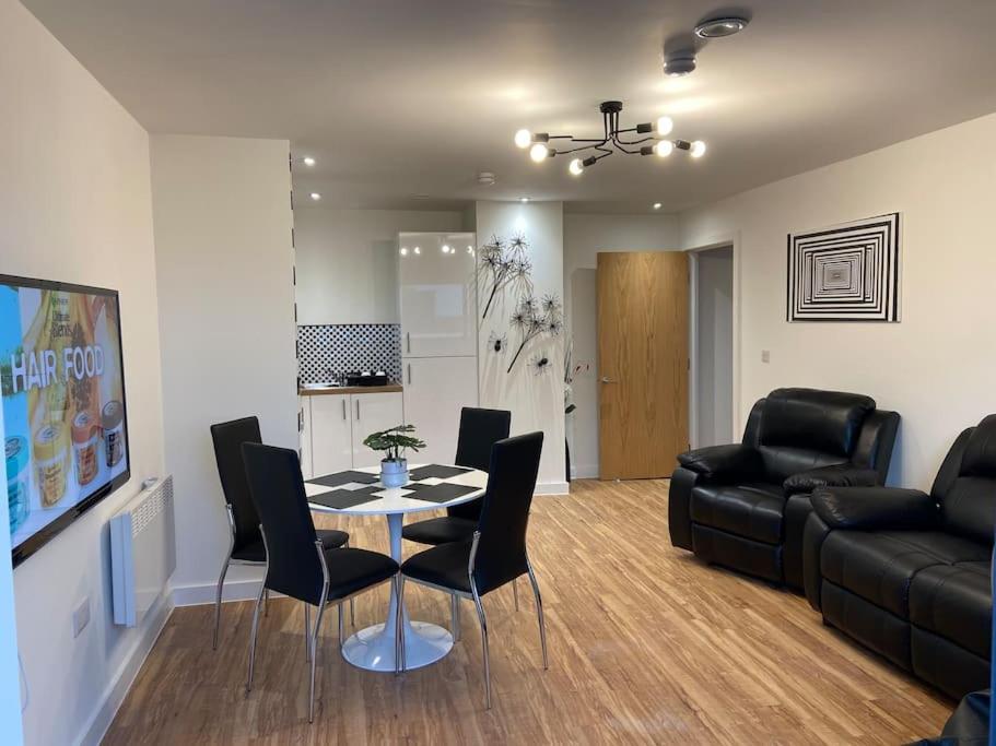 Stunning 2bd / Canal Views & Proximity to Man Utd, Manchester ...