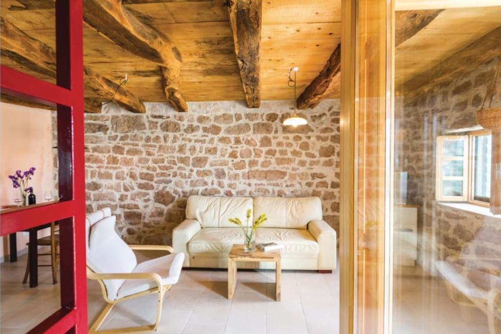 A stone house 'Pojata', Cista Provo (updated prices 2026)