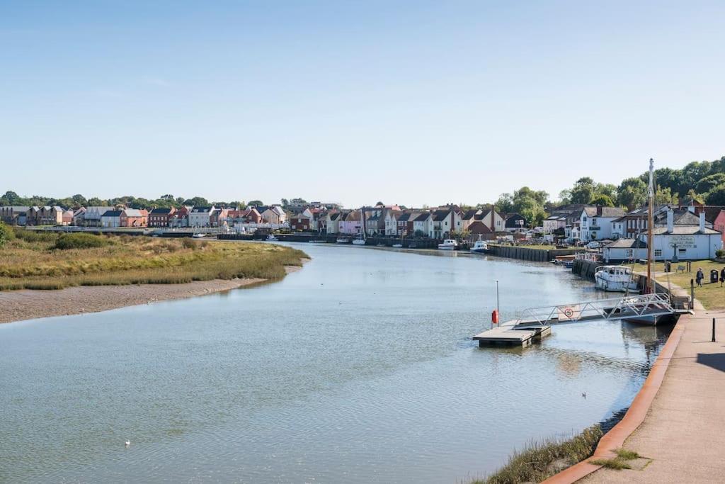 Ferienwohnung Peaceful & quiet river retreat (Stunning views) (GB ...