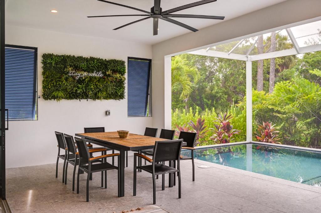 Contemporary Naples Home with Outdoor Kitchen and Pool, Naples (updated ...