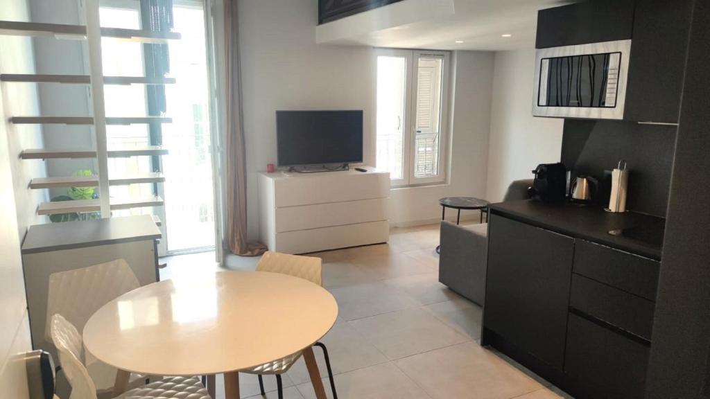 Duplex balcon centre mer 208, Nice (updated prices 2025)